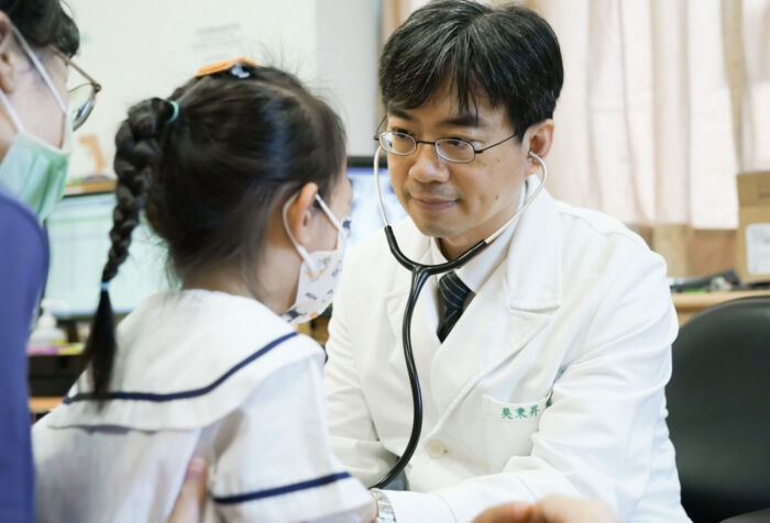 咳嗽、發燒不止！3歲童高燒到吐左肺都白了 竟是「兩大魔王」同步攻肺 | beanfun!